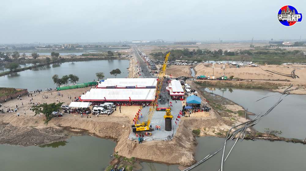 Chak Angre Krom-Prek Pra concrete bridge across tonle bassac broken ...
